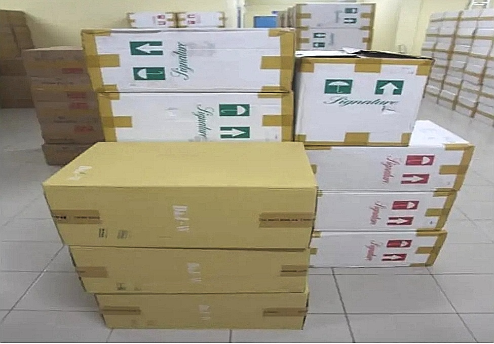 Polis serbu rumah jadi stor simpanan rokok seludup, rampas rokok ...