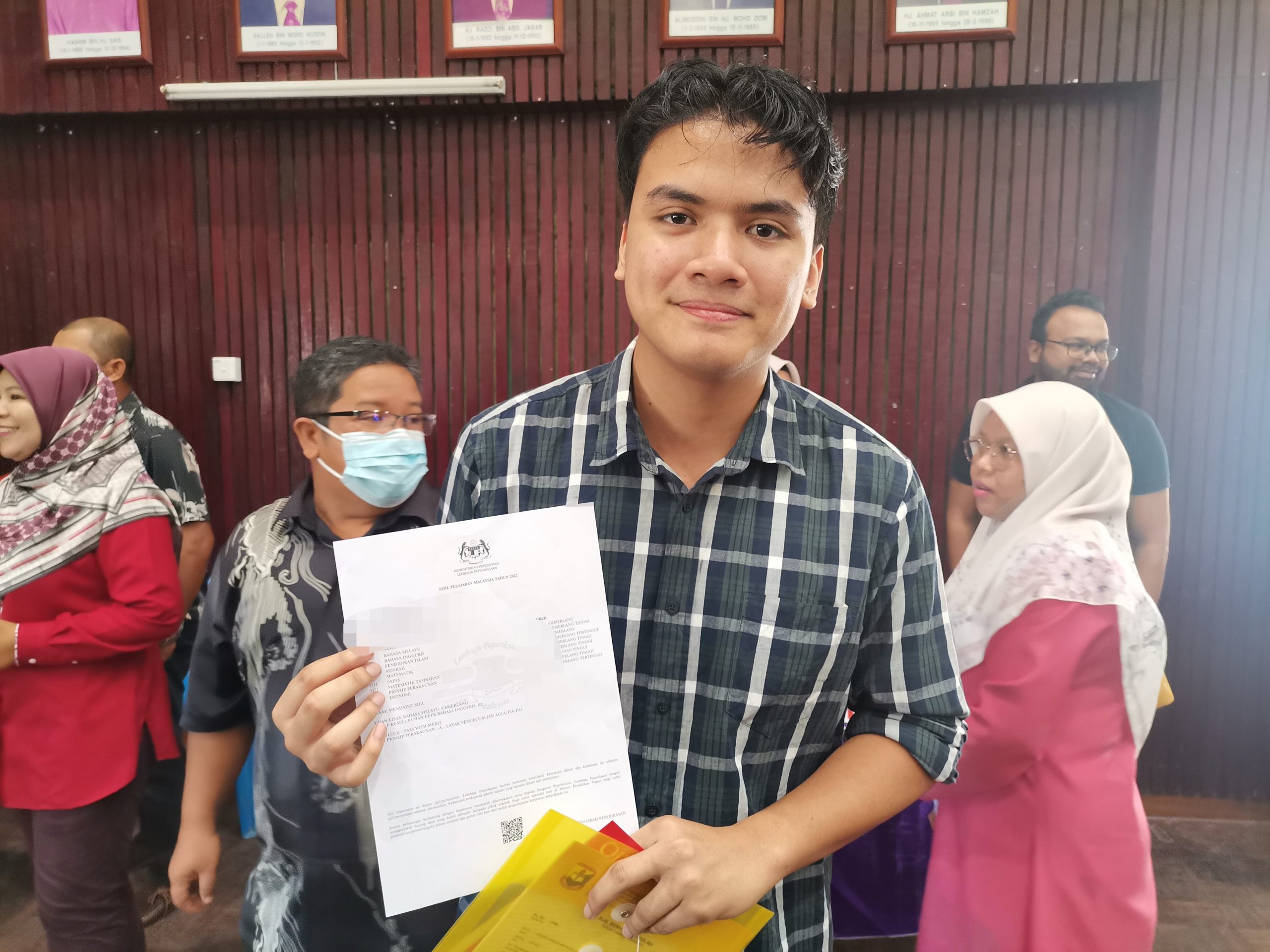 SPM 2022: Adik bongsu kepada juara Muay Thai dunia dapat 8A - Perak Kini